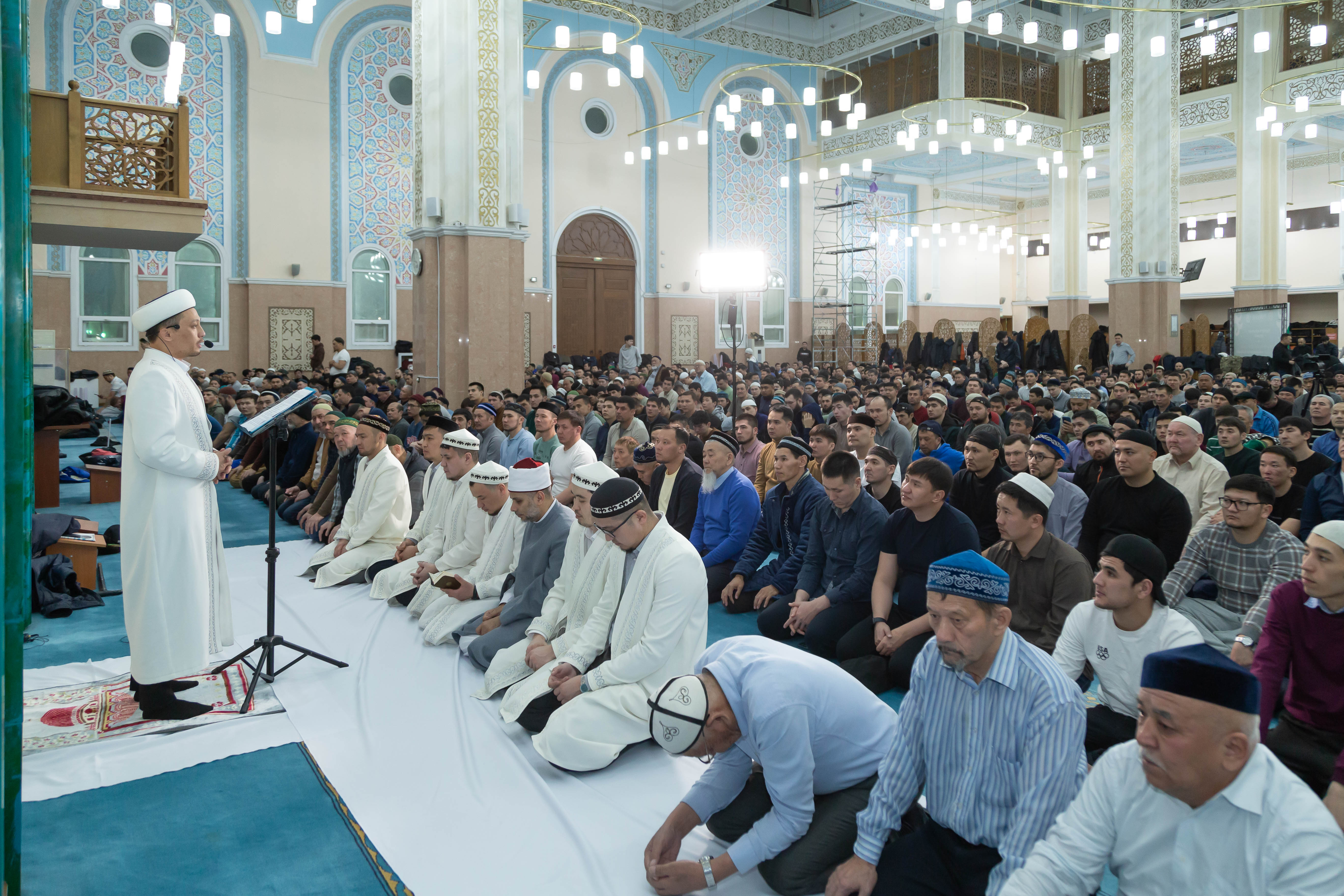 «Әл-Фараби» мешітінде алғашқы тарауық намазы оқылды (фото) - Ummet.kz- Үмметпен бірге!